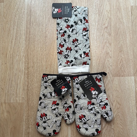 Disney | Kitchen | Disney Minnie Mouse Oven Mitt Set Red And Black ...